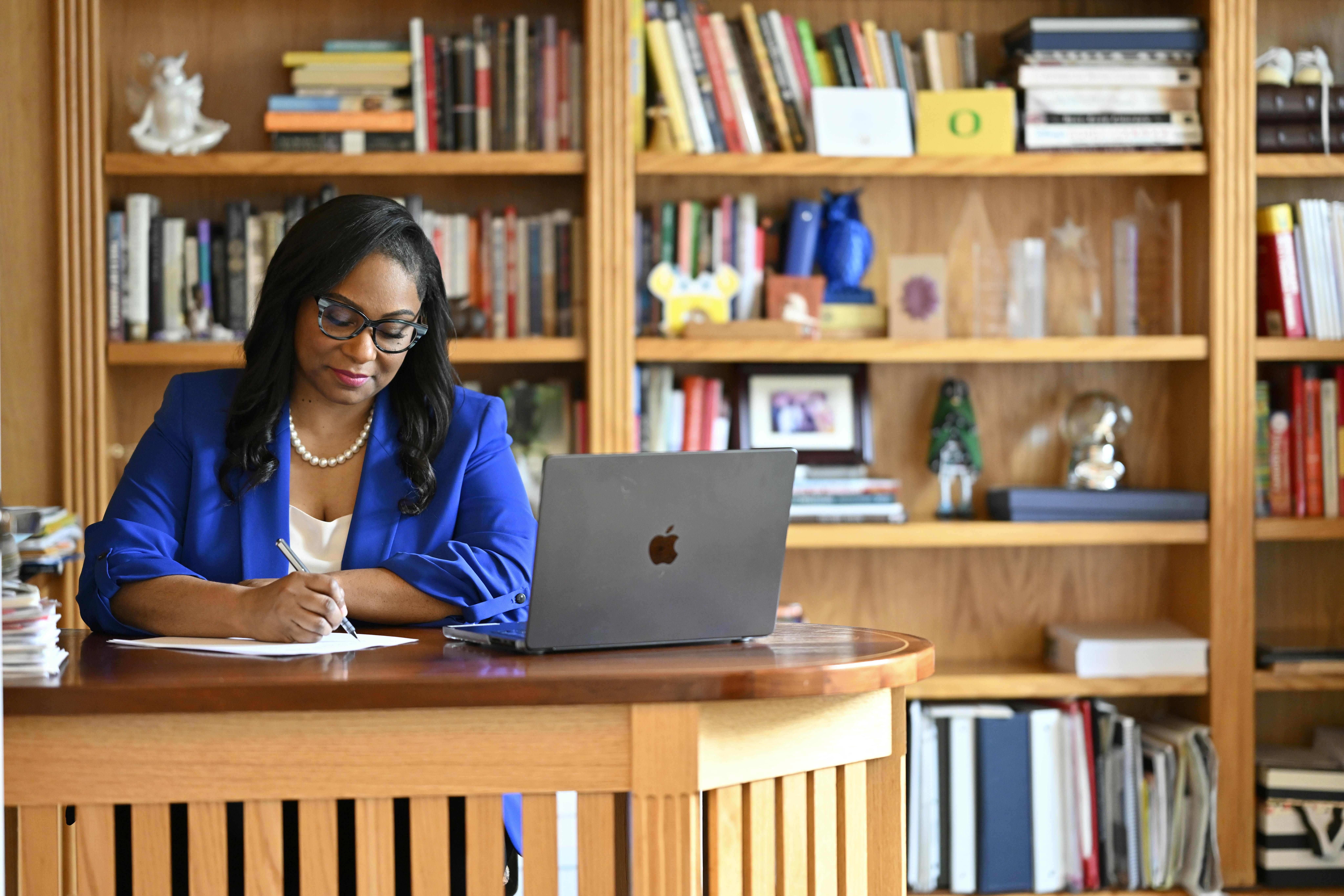 Support Janelle Bynum for Congress